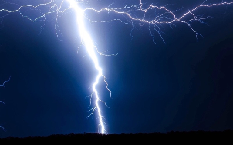 lightning_wallpaper_banner - MacTrast