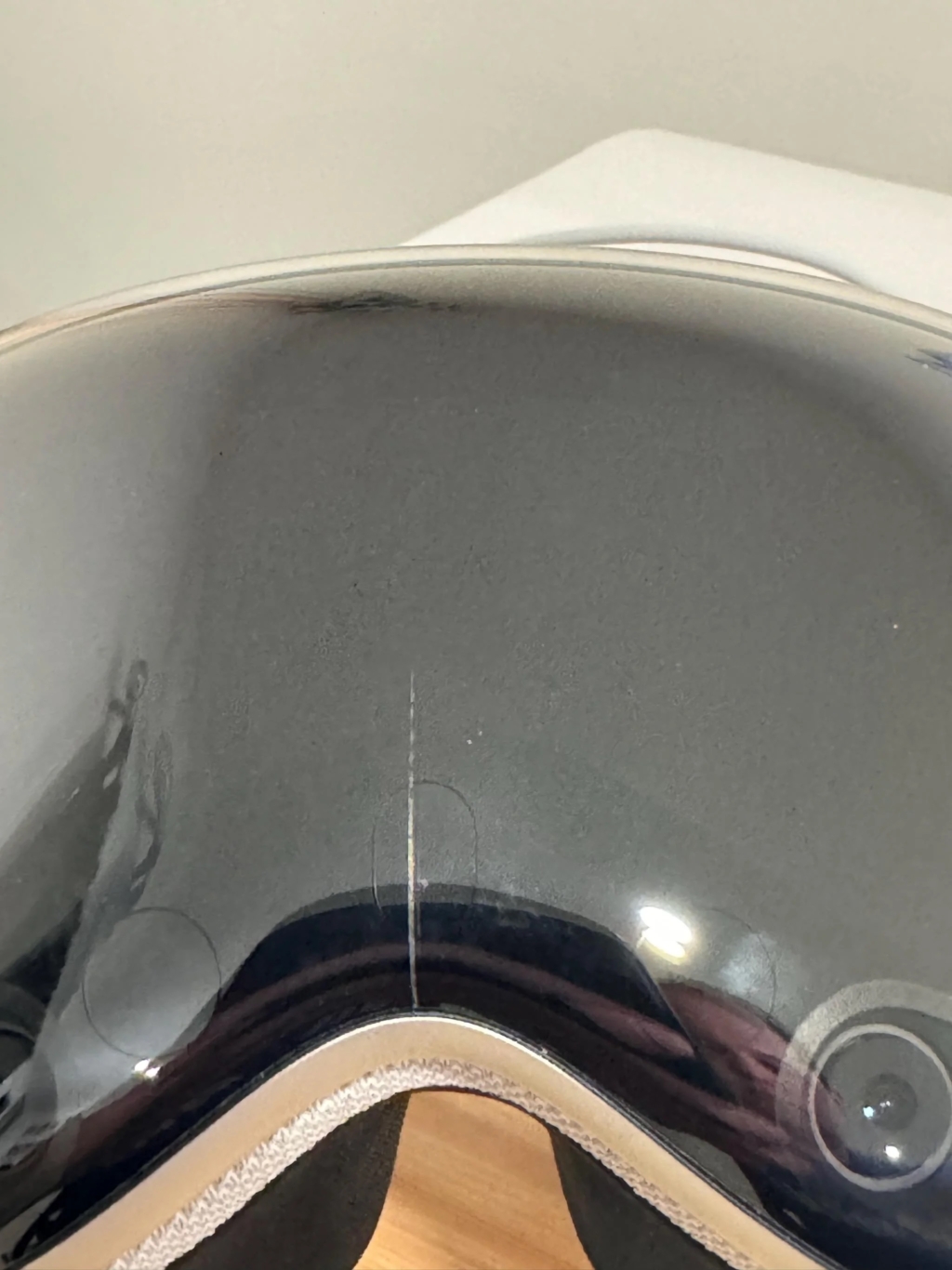 Some Apple Vision Pro Users Report Front Glass Crack – MacTrast
